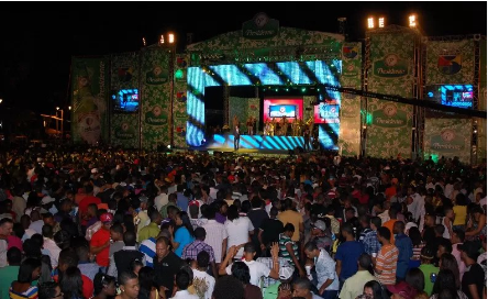 Telemicro recibe el 2025 con su emblemática fiesta en el malecón ...